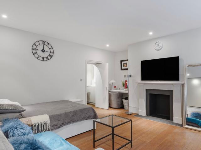 An exceptional four bedroom residence in a newly refurbished Georgian building
