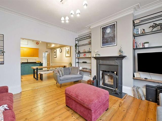 An exceptional ground floor apartment with a private garden in the heart of Henley on Thames