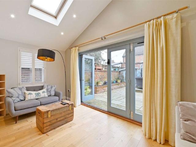 An exceptional Short Let ground floor apartment with a private garden in the heart of Henley on Thames