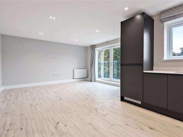 An exceptionally stylish apartment finished to a very high specification throughout set in the heart of Sevenoaks