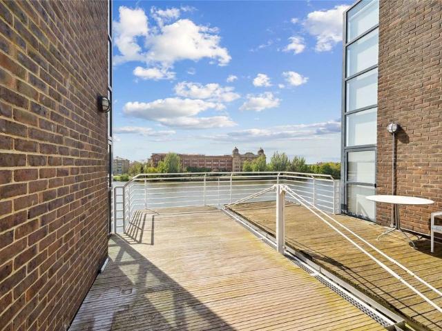 An exceptionally unique penthouse with panoramic views of the river Thames