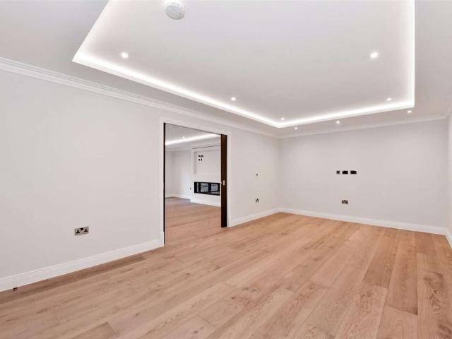 An exclusive, luxury apartment located on one of Beaconsfield's premier roads within easy reach of Beaconsfield New Town and station