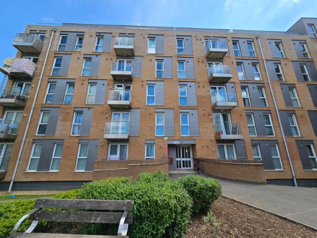 An extra large 1 bed flat with lift and balcony