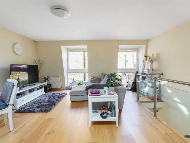 An ideal, modern one bedroom house, tucked away in a mews