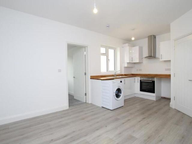 An immaculate one bedroom flat located on Gloucester Road it is close to various shops and restaurants