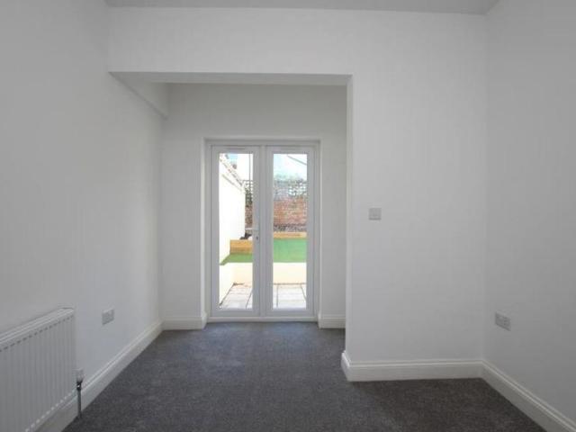 An immaculate one bedroom garden flat located on Gloucester Road