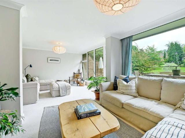 An immaculate duplex apartment with access to residents leisure facilities