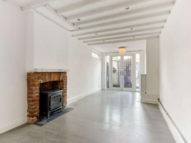 An immaculate two bedroom cottage located on the Cookham High Street