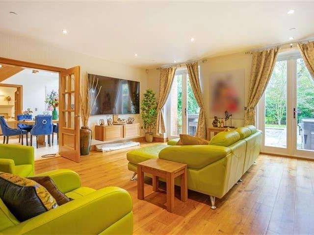 An immaculate 6 bedroom family home in a sought after road about 1.5 miles from Ascot High Street. The well planned accommodation is set over 3 floors and the property has delightful garden