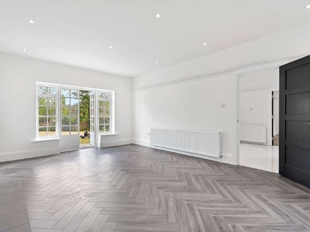 An immaculately presented detached family home set in the heart of the well renowned Moor Park Private Estate. Available 27th May and offered unfurnished