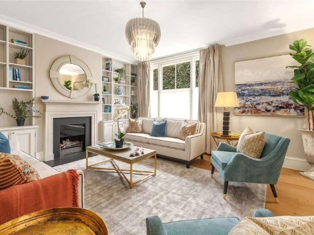 Short Let An immaculately presented three bedroom house in arguably the most desirable mews in Knightsbridge, close to the many attractions of Walton Street and off street parking