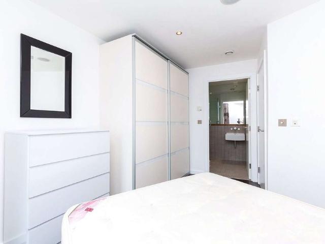 An impressive apartment on the top floor located in the heart of Islington