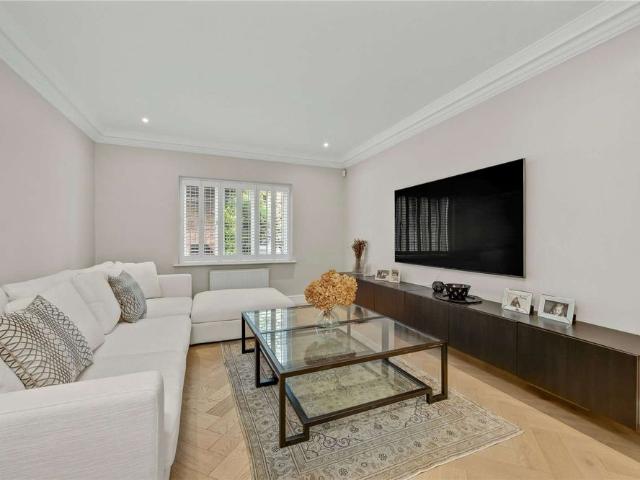 An impressive family home on the prestigious Oxshott Way Estate. With well planned and spacious accommodation, the property also benefits from a south facing garden and outdoor swimming pool