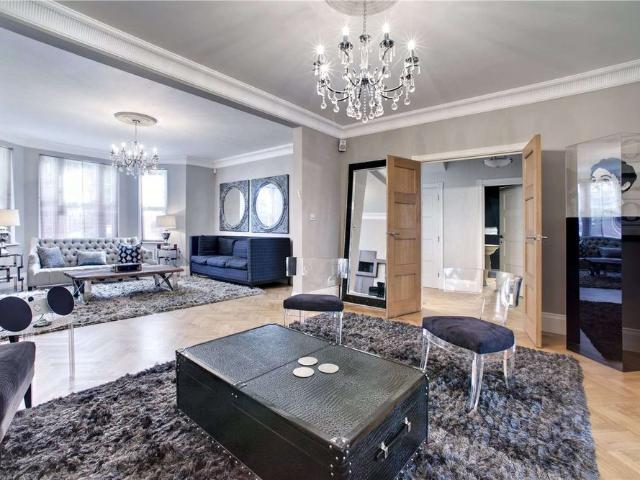 An impressive 6 bedroom detached family house with lawned garden