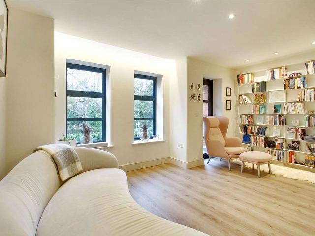 An outstanding modern townhouse on a popular residential road, ideal for access to town and station