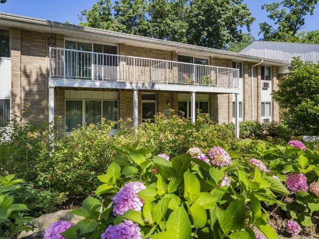 Ann Arbor Woods 1 Bedroom Apartment for Rent at 2167 Medford Rd, Ann Arbor, MI 48104