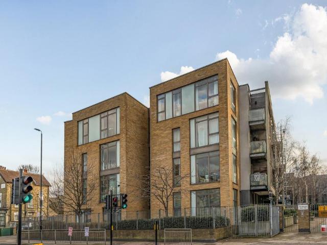 Annandale Road, Greenwich, London, SE10 2 bed duplex to rent £2,100 pcm £485 pw