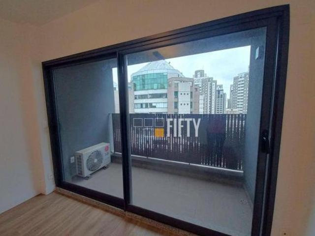 Andar altíssimo próximo ao Metro Moema