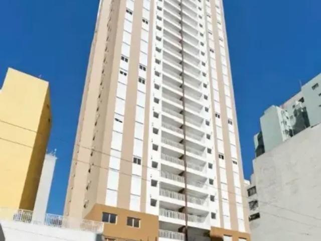 Andar alto, com vista cartão postal da cidade