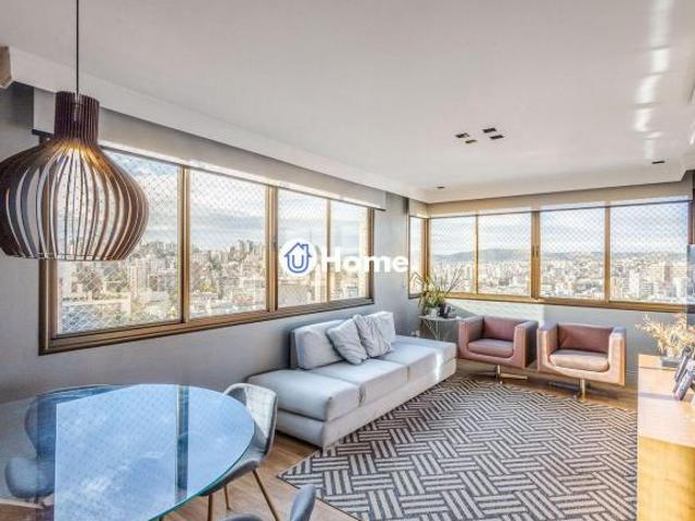 Andar alto, sol e vista definida são ponto forte deste belíssimo apartamento à v