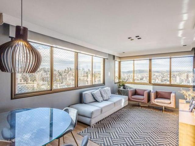 Andar alto, sol e vista definida são ponto forte deste belíssimo apartamento à venda de 3 dorm e 2 v