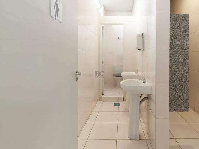 Andar corrido com aproximadamente 330 m² de área total
