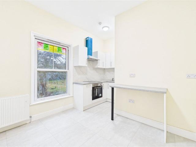 Andover Road, Newbury, Berkshire RG14, 2 bed flat to rent, £1,350 pcm | PrimeLocation
