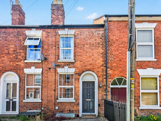 Andrew Grant are pleased to present this characterful two bedroom period home within walking distance of Worcester city centre. To Let £995pcm