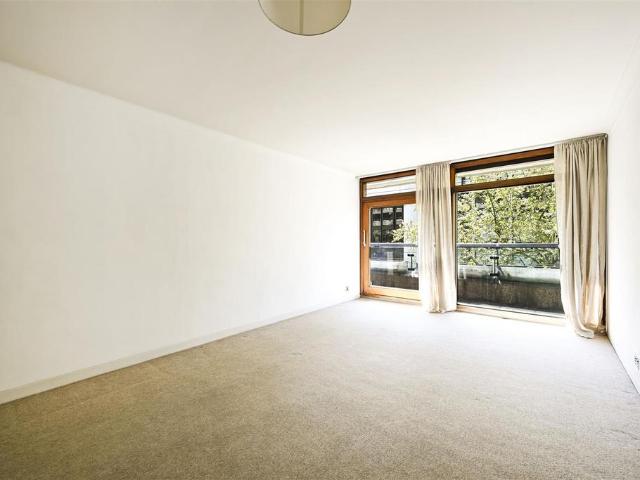 Andrewes House, London EC2Y 1 bed flat to rent £2,575 pcm £594 pw