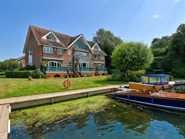 Andrews Reach, Bourne End. 2 bed apartment to rent £3,900 pcm £900 pw