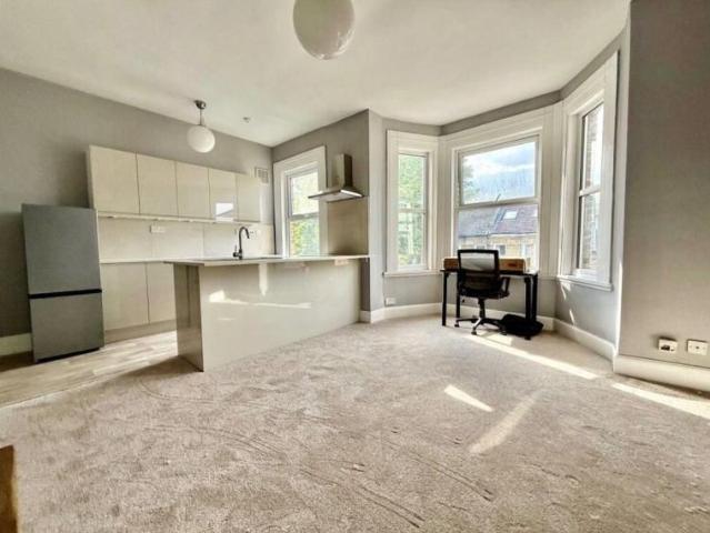 Anerley Grove, London SE19, 3 bed flat to rent, £2,450 pcm | PrimeLocation