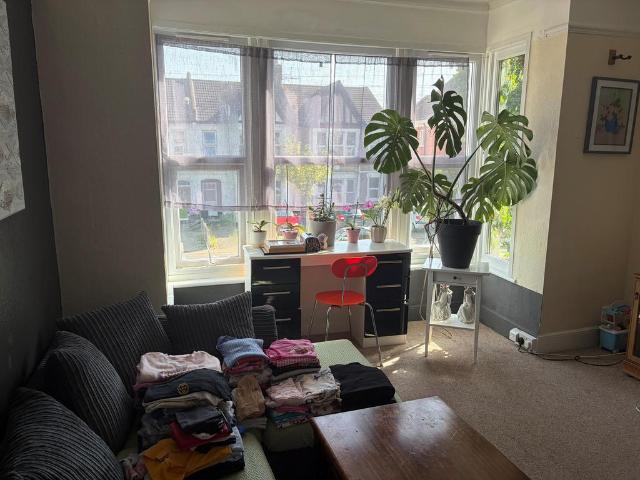 Anerley Road, Westcliff on Sea SS0 3 bed flat to rent £6,500 pcm £1,500 pw