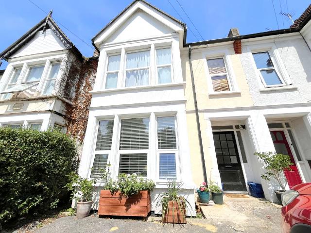 Anerley Road, Westcliff On Sea SS0, 2 bed flat to rent, £1,295 pcm | PrimeLocation
