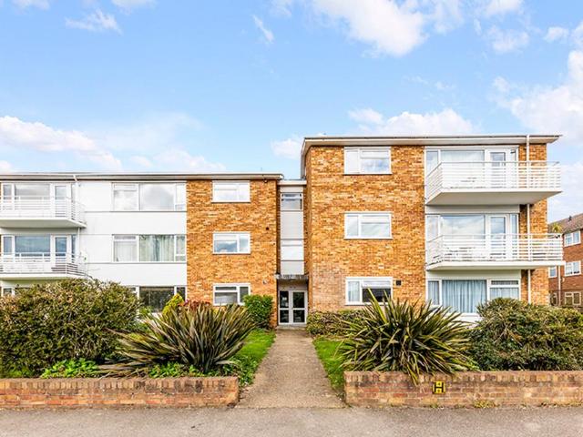 Anglesea Road, Kingston Upon Thames KT1 2 bed flat to rent £1,700 pcm £392 pw