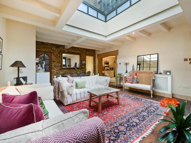 Anhalt Road, Battersea, SW11 2 bed flat to rent £4,000 pcm £923 pw
