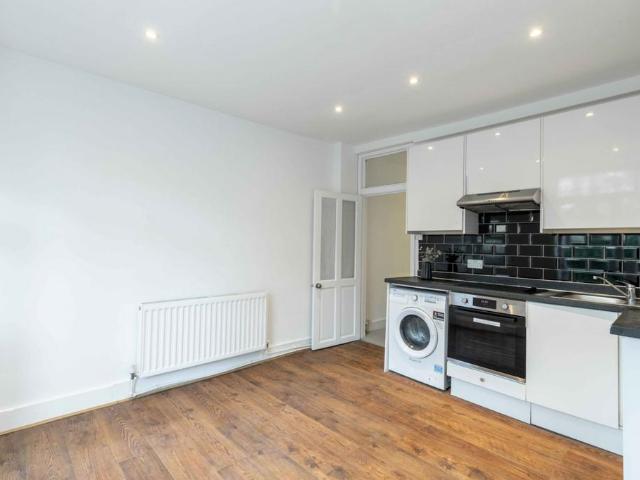 Anselm Road, Fulham, London, SW6 2 bed flat to rent £4,950 pcm £1,142 pw