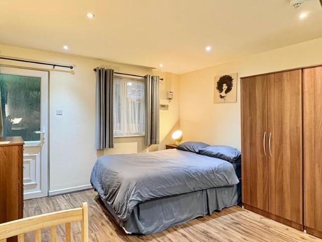 Anson Road, London NW2 Studio to rent £1,352 pcm £312 pw