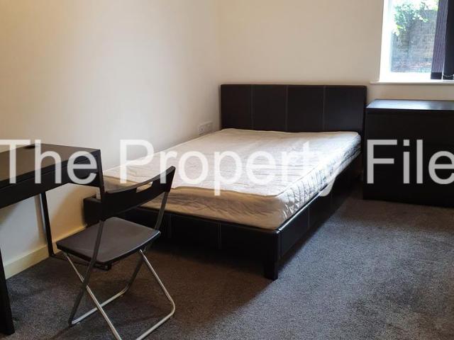 Anson Road, Victoria Park M14 3 bed flat to rent £1,650 pcm £381 pw
