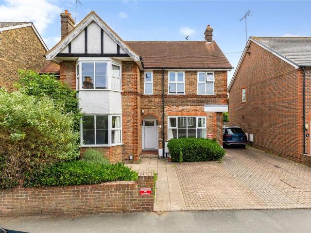 Anyards Road, Cobham, Surrey, KT11 2 bed flat to rent £2,200 pcm £508 pw