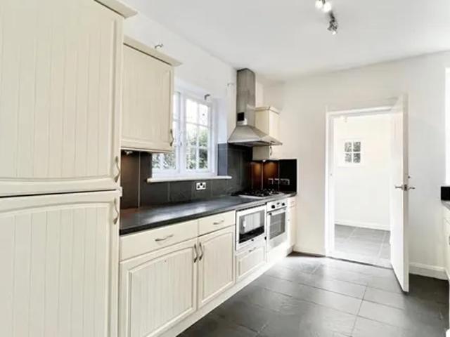 Asmuns Hill, London, NW11 6ET, United Kingdom | 3 bed duplex for rent #133221450 | Rentberry