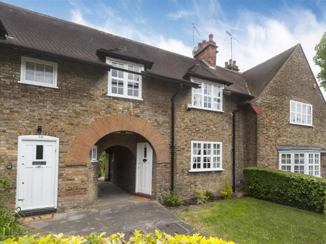 ASMUNS PLACE, HAMPSTEAD GARDEN. 3 bed terraced house to rent £2,999 pcm £692 pw