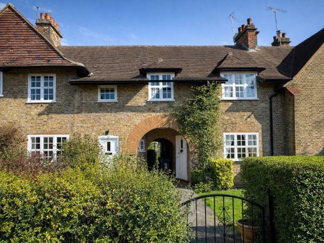 Asmuns Place, Hampstead Garden. 3 bed cottage to rent £2,995 pcm £691 pw