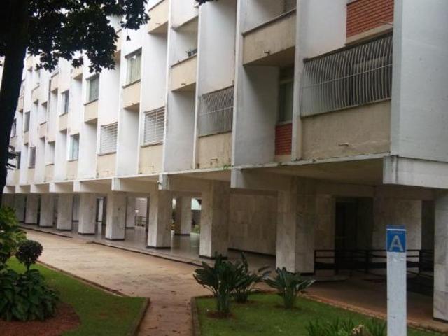 Asa Sul, apartamento reformado de 3 quartos amplo, 1 suite e garagem no subsolo