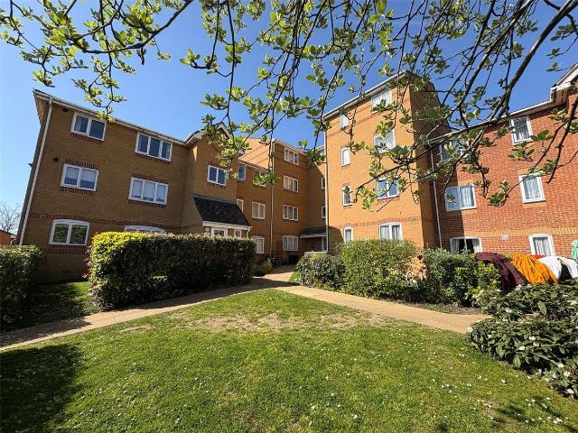 Ascot Court, The Grove, Aldershot GU11, 1 bed flat to rent, £1,000 pcm | PrimeLocation