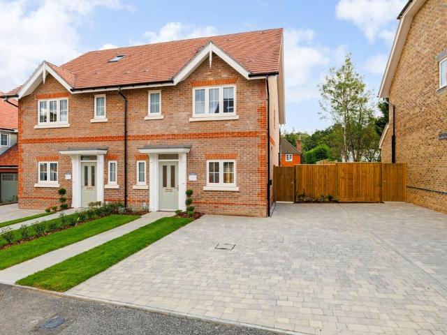 Ascot Oaks Crescent, Bracknell. 4 bed semi detached house to rent £3,500 pcm £808 pw