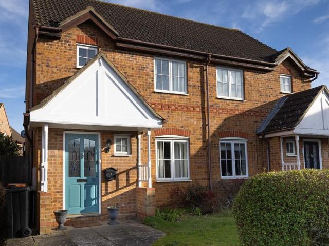 Asgard Drive, Bedford, MK41 0UR 3 bed semi detached house to rent £1,475 pcm £340 pw