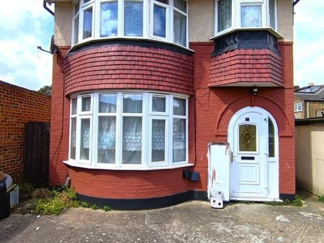 Ashton Gardens, Hounslow TW4, 1 bed detached house to rent, £1,350 pcm | PrimeLocation