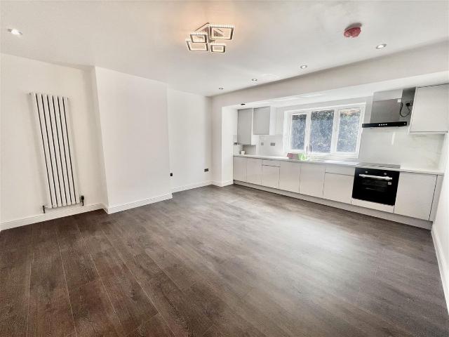 Ashton Lane, Sale M33, 3 bed flat to rent, £1,500 pcm | PrimeLocation
