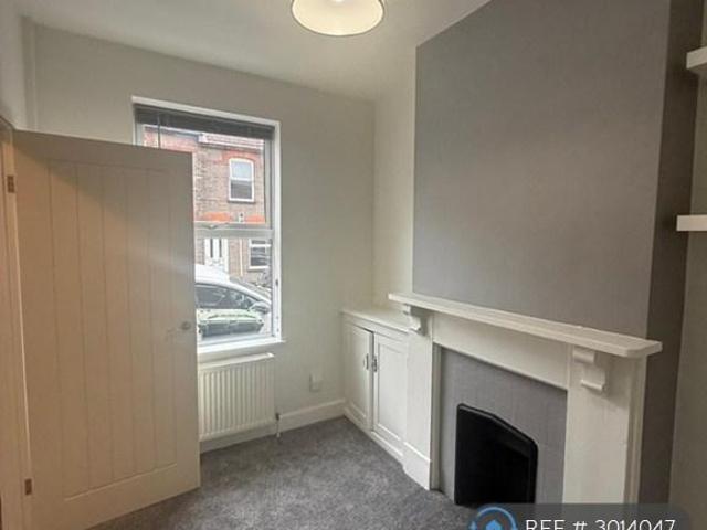 Ashton Road, Luton, LU1 3 bed terraced house to rent £1,550 pcm £358 pw