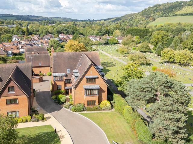 Ashurst Place, Dorking 2 bed ground floor flat to rent £1,795 pcm £414 pw